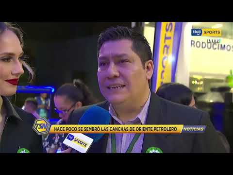 Hace poco se sembró las canchas de Oriente. Victor Condorcet y Gary ...