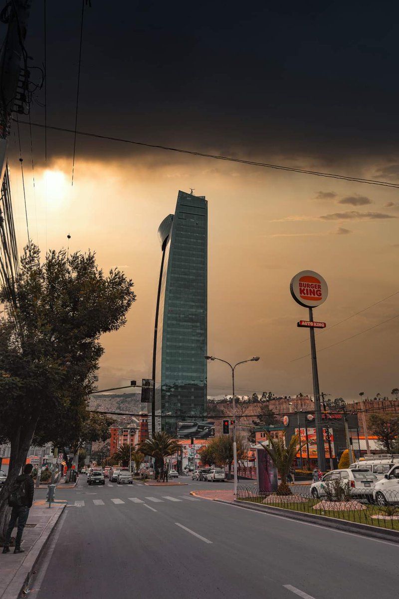 Green Tower casi alcanza el cielo único de La Paz, luz y oscuridad en ...