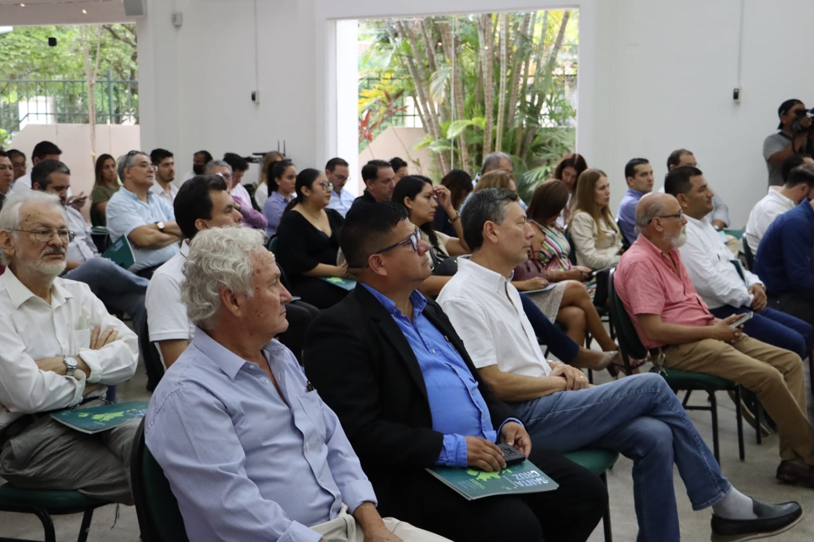 El presidente del Comité pro Santa Cruz, Fernando Larach, asistió a la ...