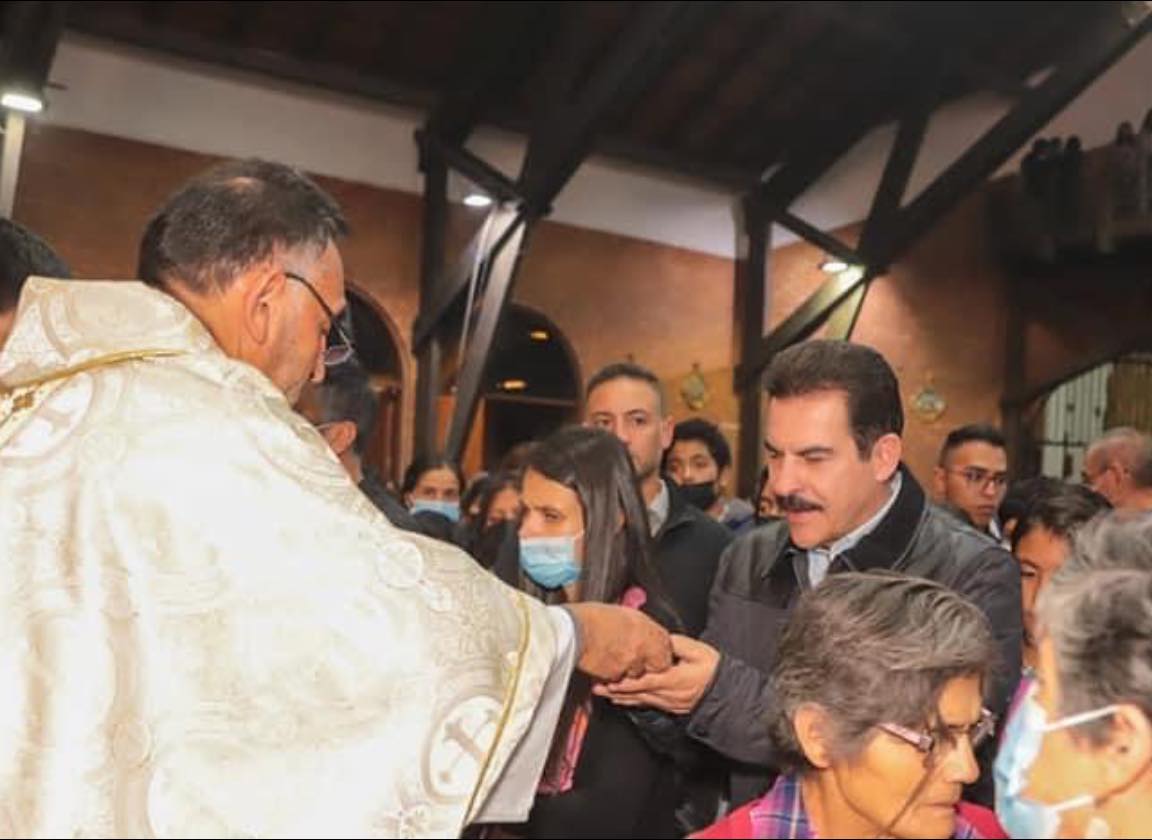 De rodillas y comulgando. El Jueves Santo de Manfred en Cochabamba ...