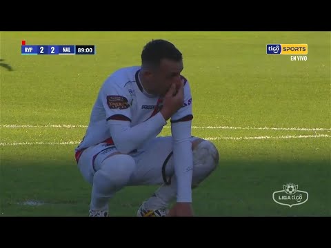 ¡Martín Prost falló desde el punto penal! El delantero desperdició un ...