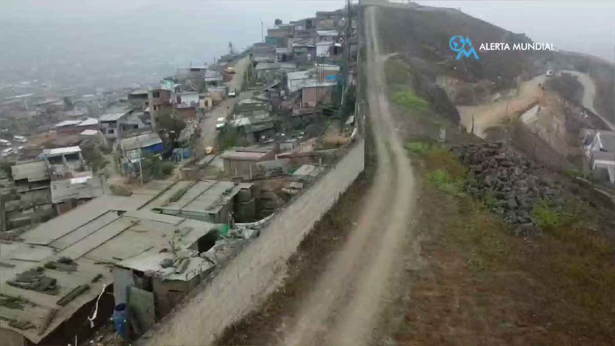PERÚ: Comienzan a derrumbar el ‘Muro de la vergüenza’ que divide a los ...