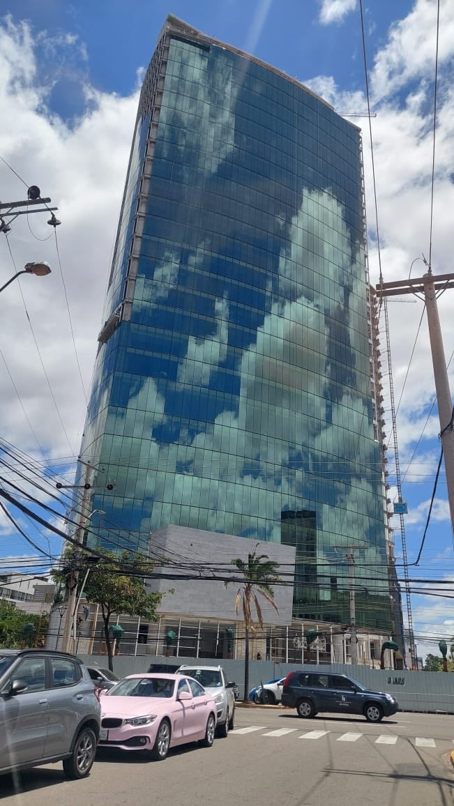 El cielo reflejado en uno de los frentes de Green Tower Santa Cruz. Así ...