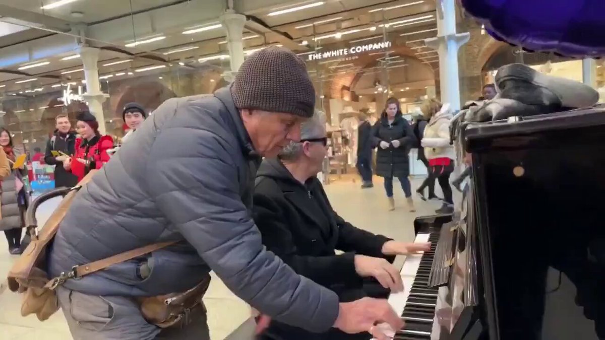 Brendan Kavanagh, pianista británico, fue confrontado por un grupo de ...