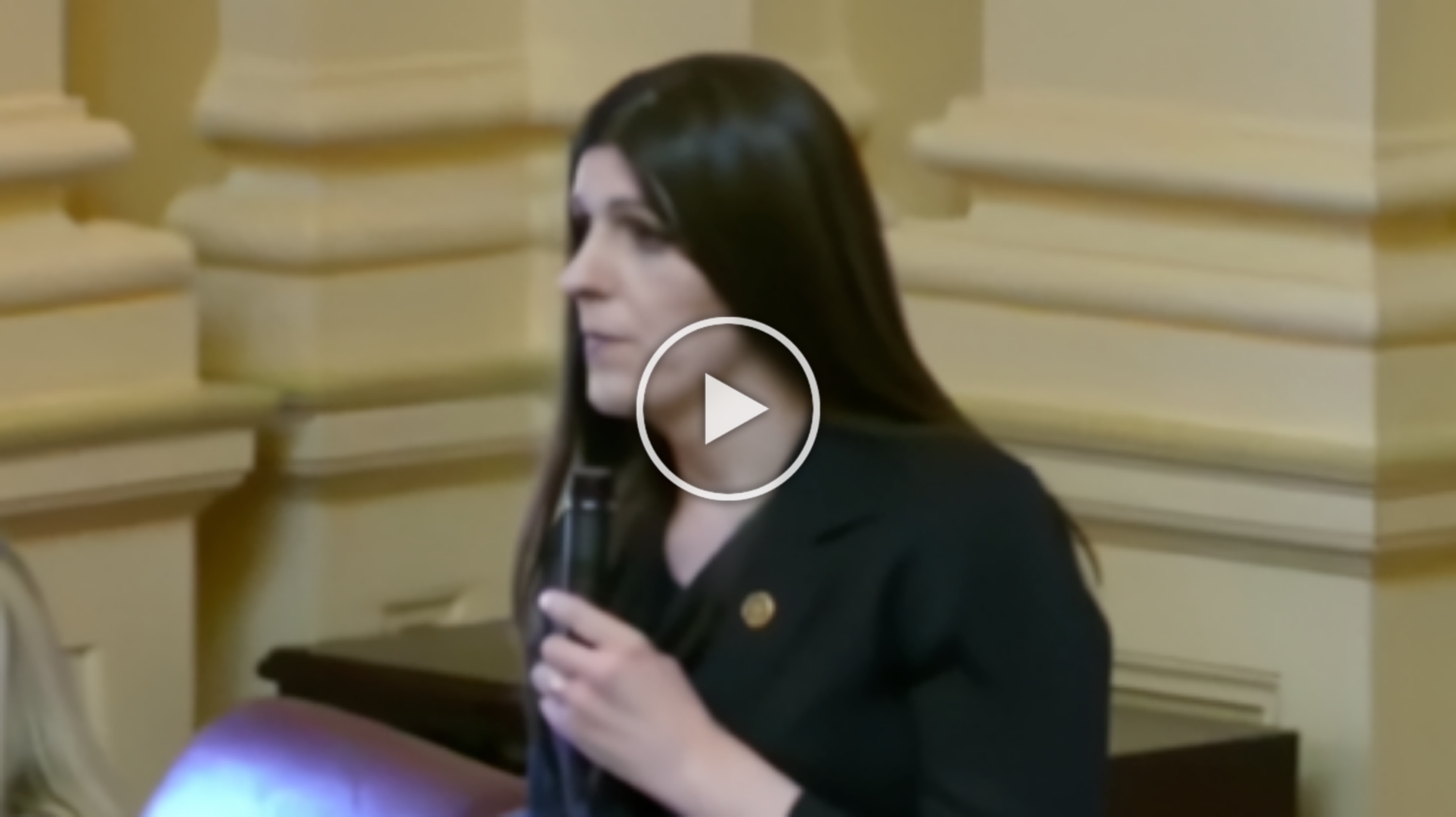VIDEO: Senadora trans en EE.UU. sale furiosa del pleno porque la llaman ...
