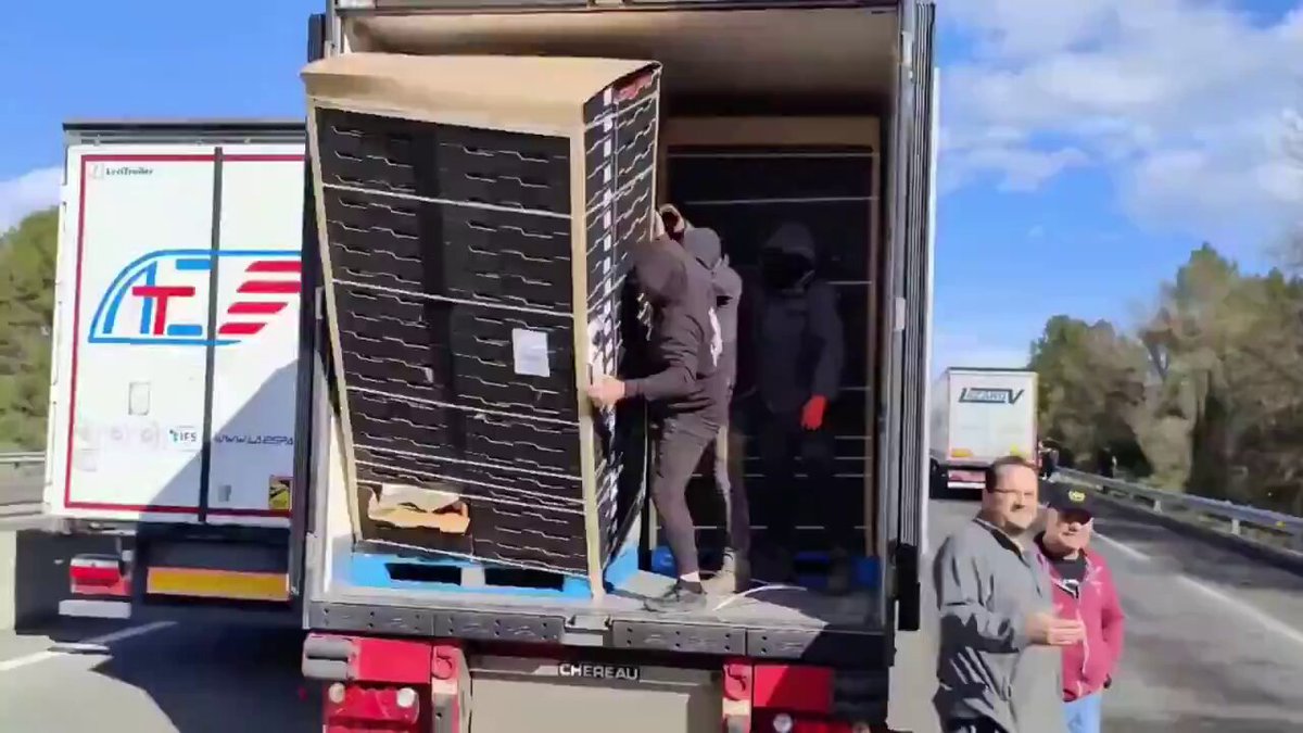 Camiones con tomates marroquíes hacia España son detenidos y vaciados ...