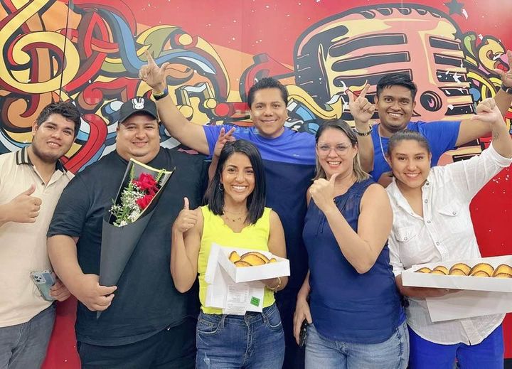 Chabita con su ramo, las chicas con sus salteñas, todos sonrientes. El ...