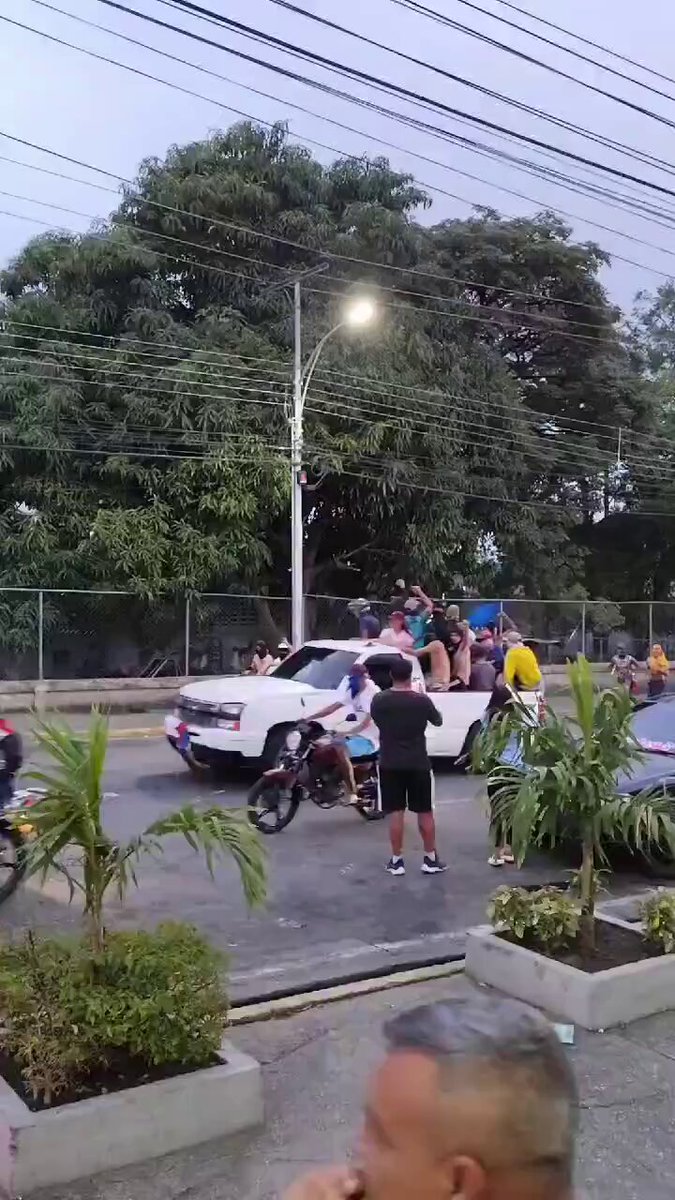 Así ha sido arrastrada una estatua de Hugo Chávez durante los días de ...