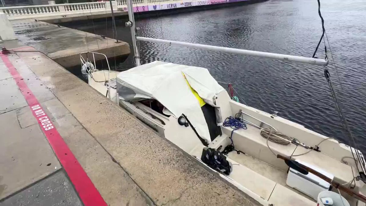 En Florida, un hombre identificado como Joseph Malinowski se resiste a ...