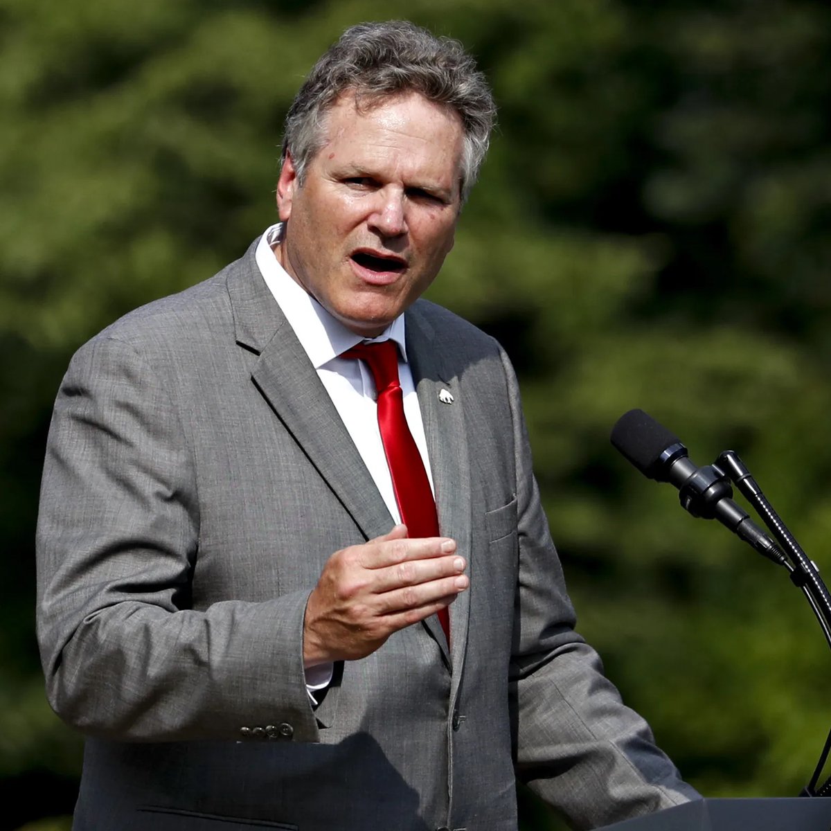 🇺🇸 | El gobernador de Alaska, Mike Dunleavy, celebra las nuevas medidas ...