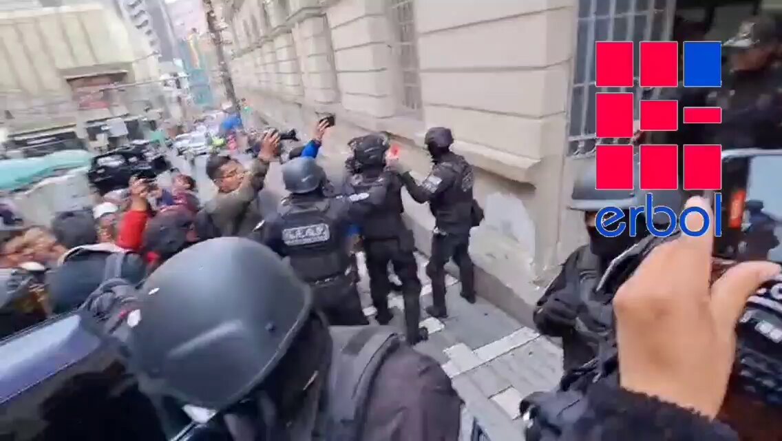 Luis Fernando Camacho recibió el apoyo de sus seguidores al salir de ...