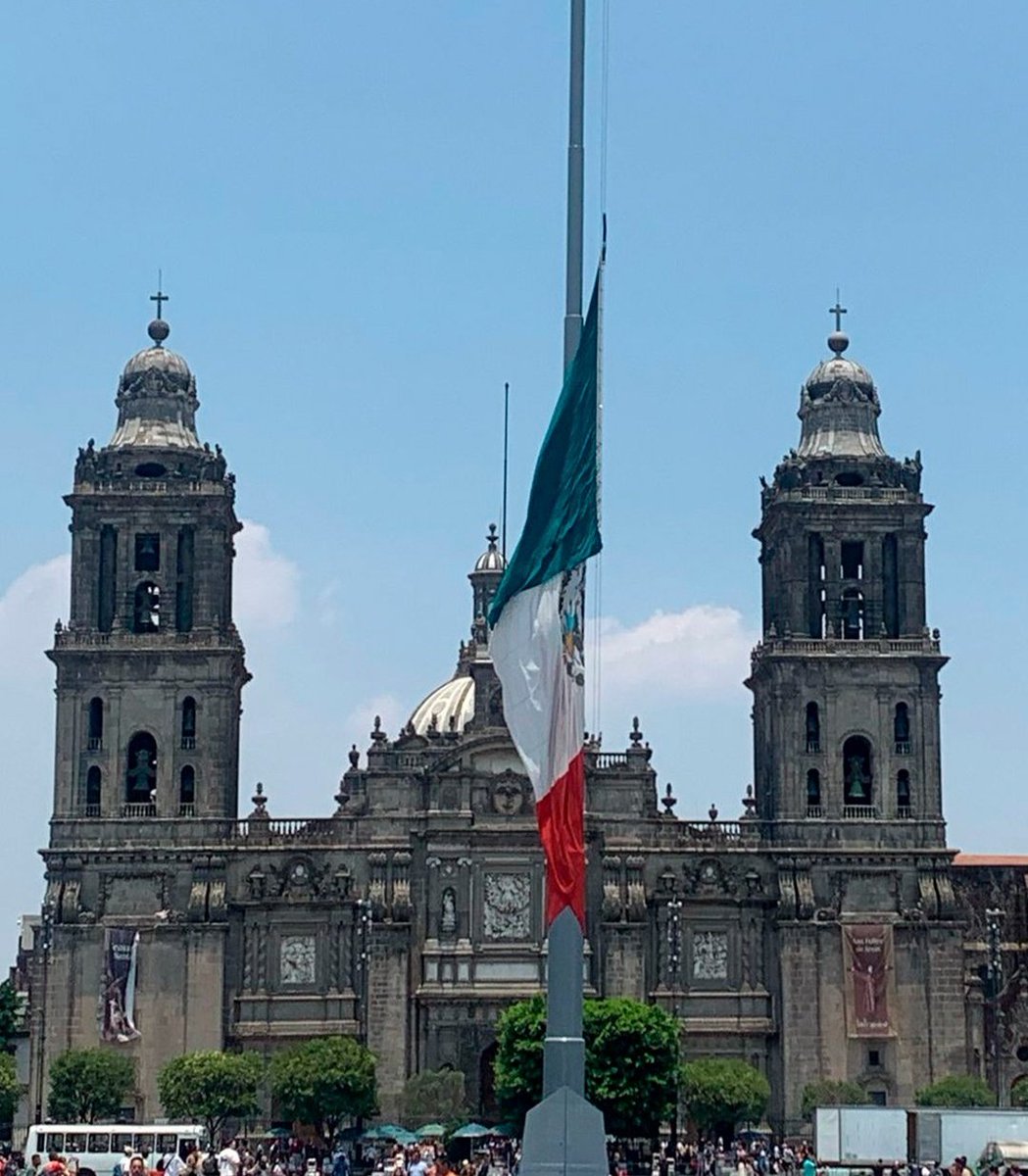 🇲🇽🇻🇦 | La bandera del Zócalo de la Ciudad de México ondea a media ...