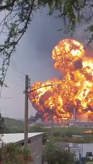 🇲🇽 | ÚLTIMA HORA — Explosión e incendio arrasan con 13 contenedores en ...