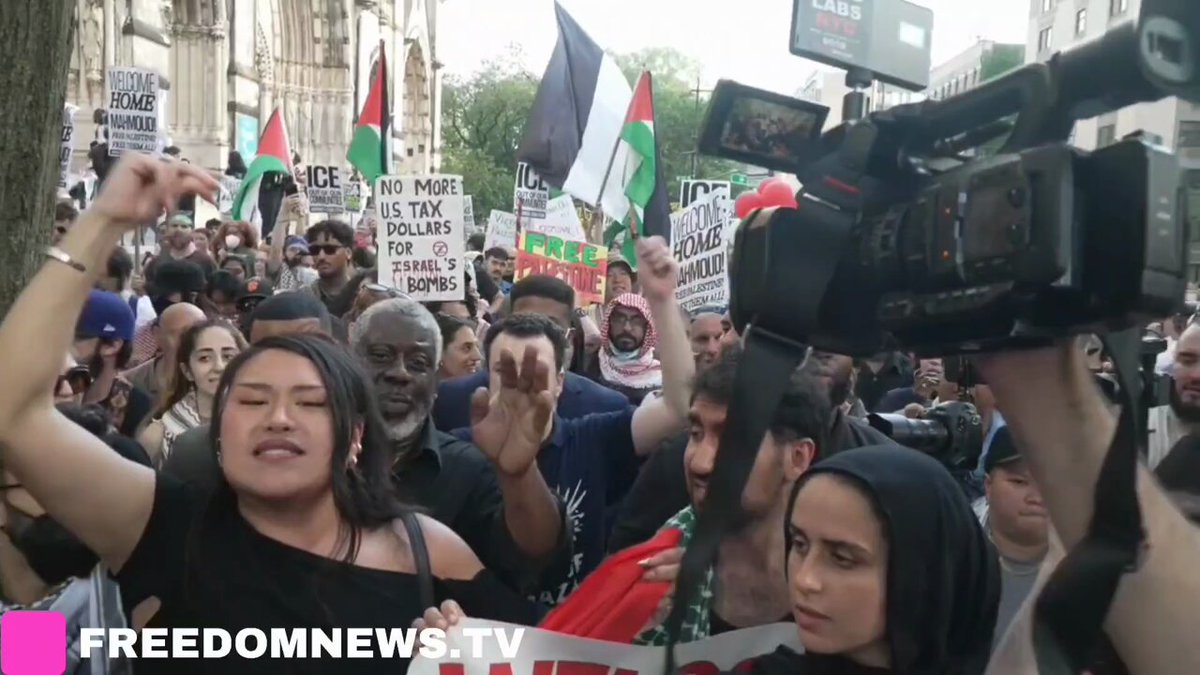 A solo días de salir de custodia de ICE, Mahmoud Khalil lidera cánticos ...