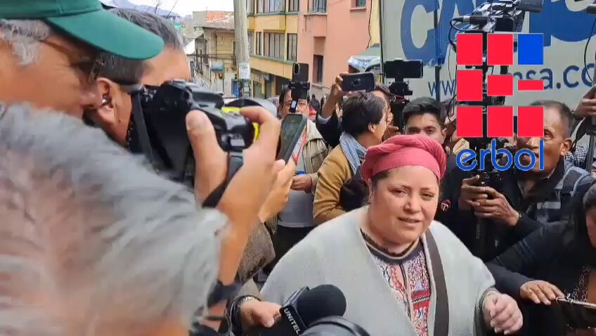 María Nela Prada reclama ingresar a la FELCC del centro de La Paz ...