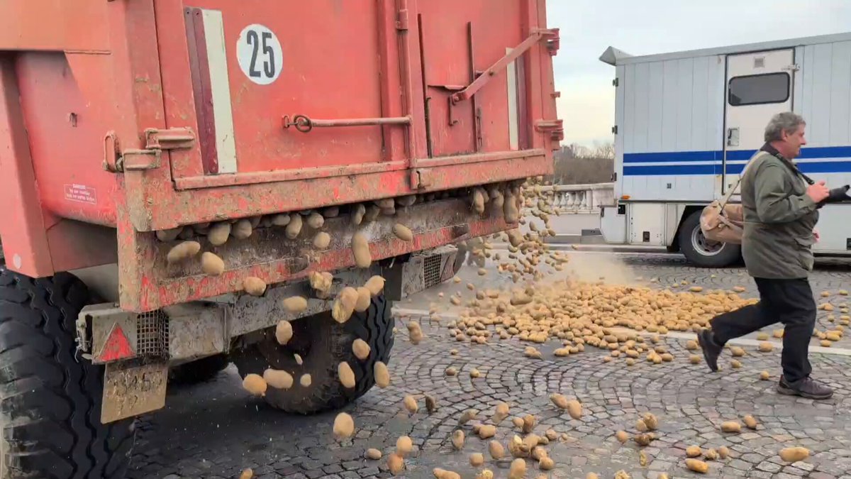 🇫🇷 | Agricultores franceses tiran patatas frente al Parlamento en París ...