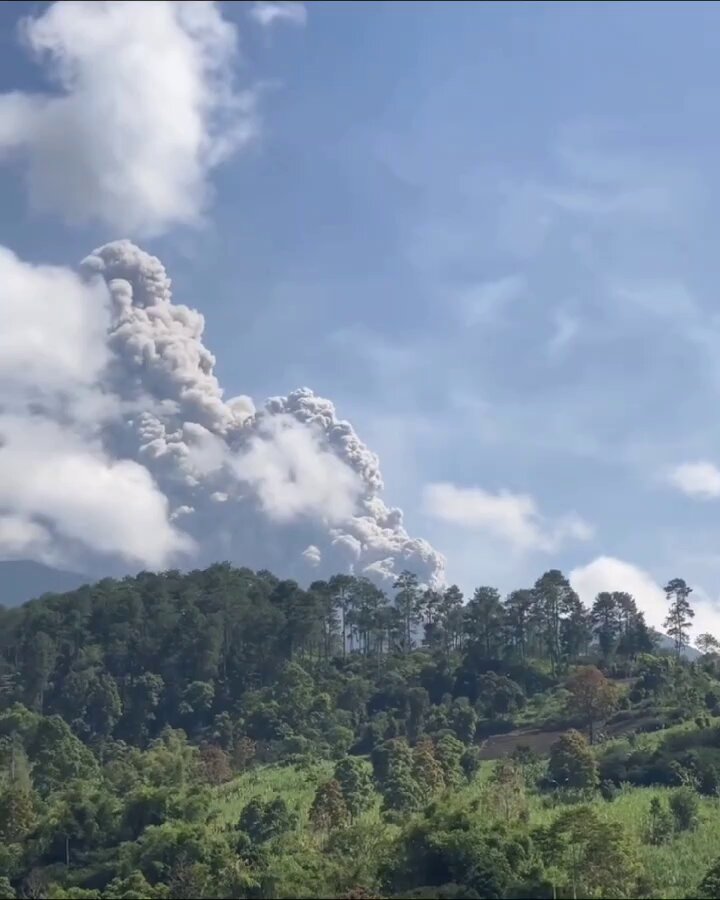 🇮🇩 | Gran erupción del Monte Marapi en Sumatra Occidental, Indonesia ...