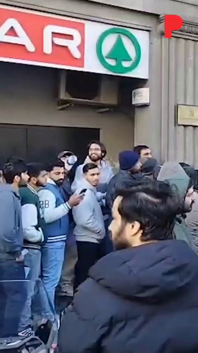 🇪🇸🇵🇰 | Colas en el consulado de Pakistán en Barcelona, España, por el ...