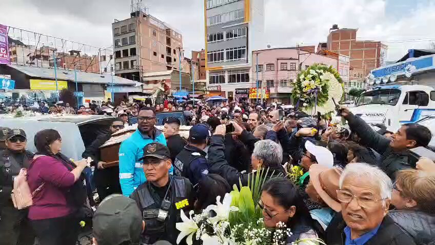 #LaPaz | Escoltado por el camión Mi Socio, el ferétro de David Santalla ...
