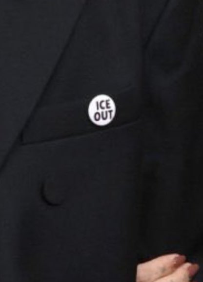 | Justin Bieber aparece con un pin que dice «ICE OUT» en los Premios ...